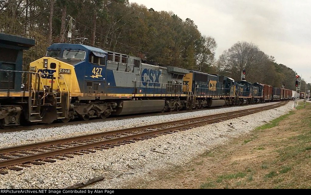 CSX AC44CW 427 runs second